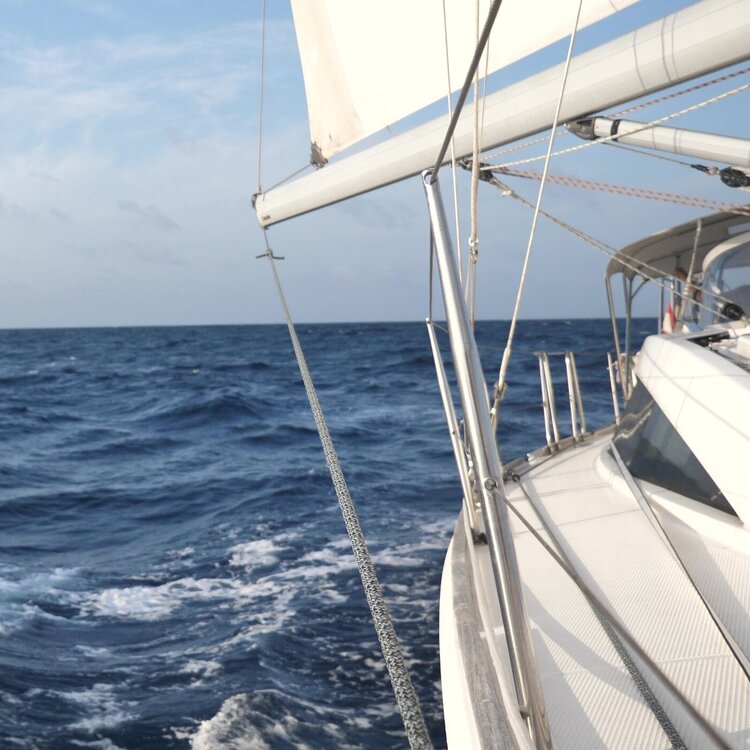 #38 | NACH 4 TAGEN AUF SEE VON DER KÜSTENWACHE & DELFINEN EMPFANGEN 🐬 – Sailing Insieme